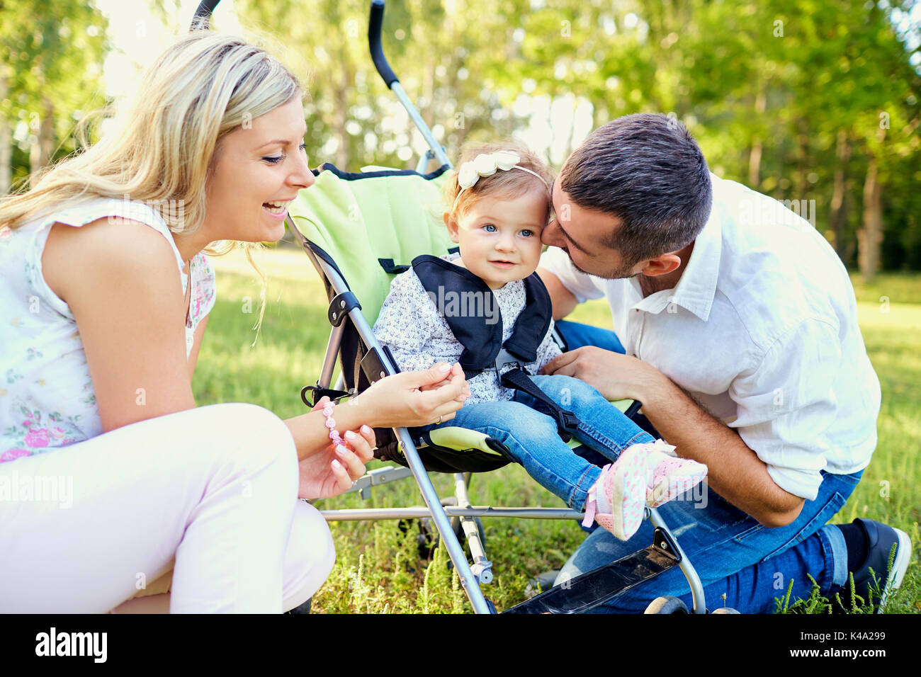 Famille avec enfant en poussette Banque de photographies et d’images à ...