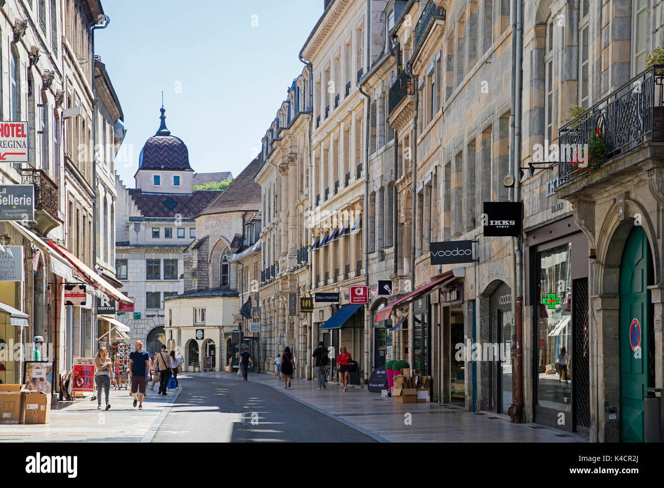 Boutiques dans la rue principale du centre-ville de Besançon, Doubs ...