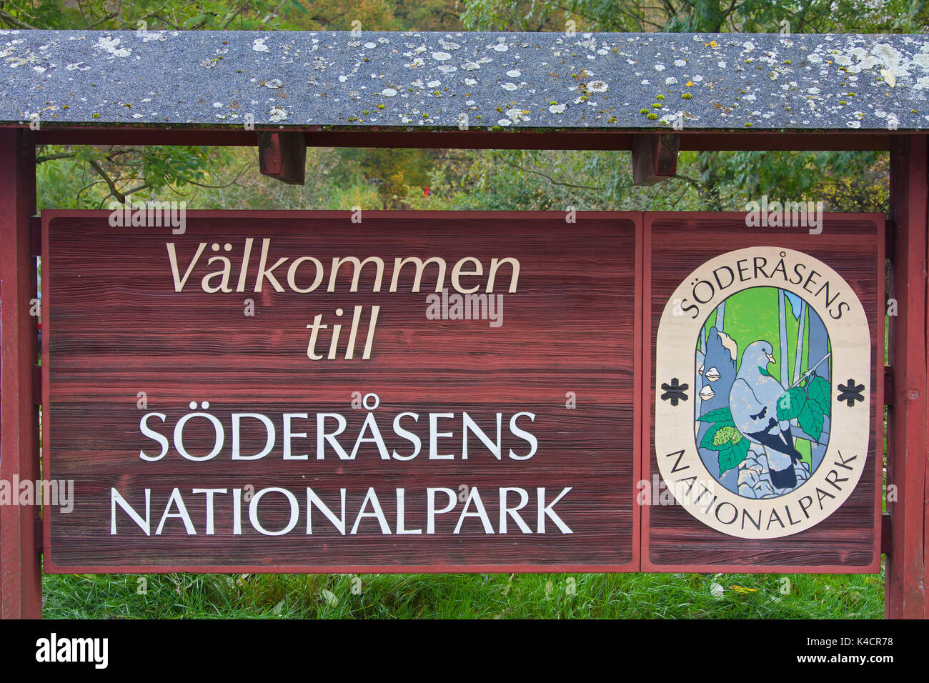 Panneau de bienvenue avec logo à l'entrée de l'Soederasen / NP Le Parc ...