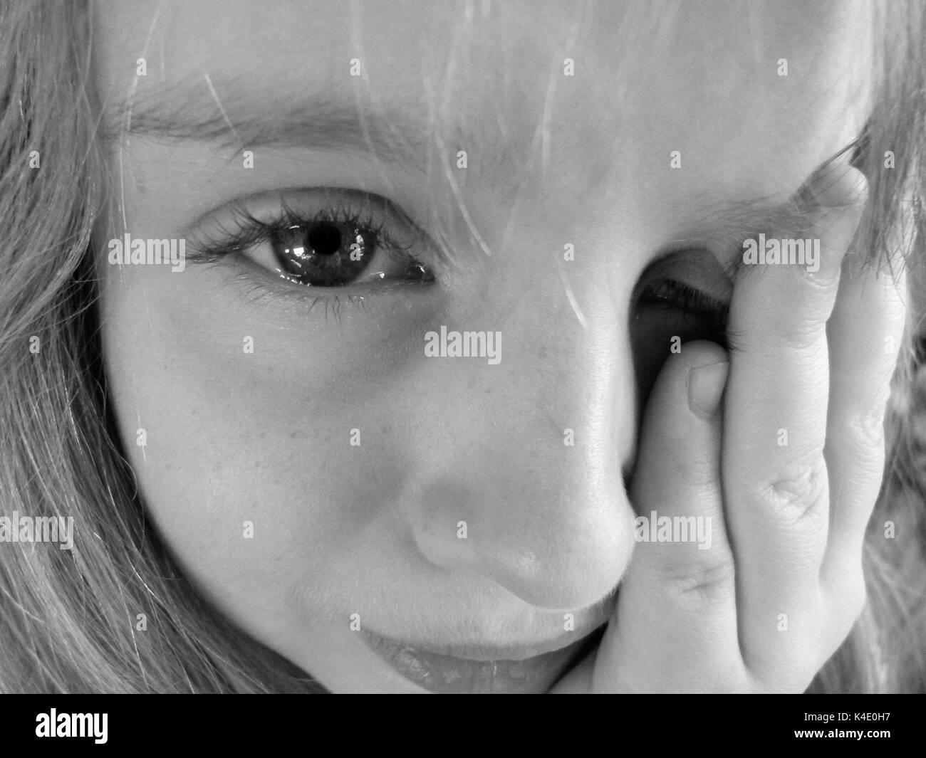 Petite fille noire qui pleure Banque d'images noir et blanc - Alamy