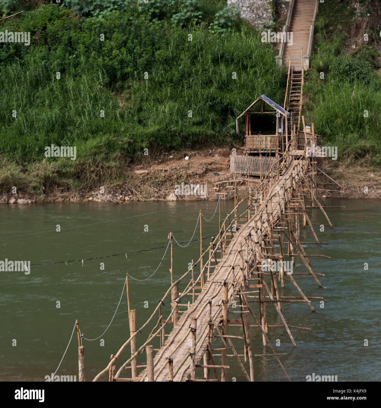Bamboo bridge Banque de photographies et d’images à haute résolution ...