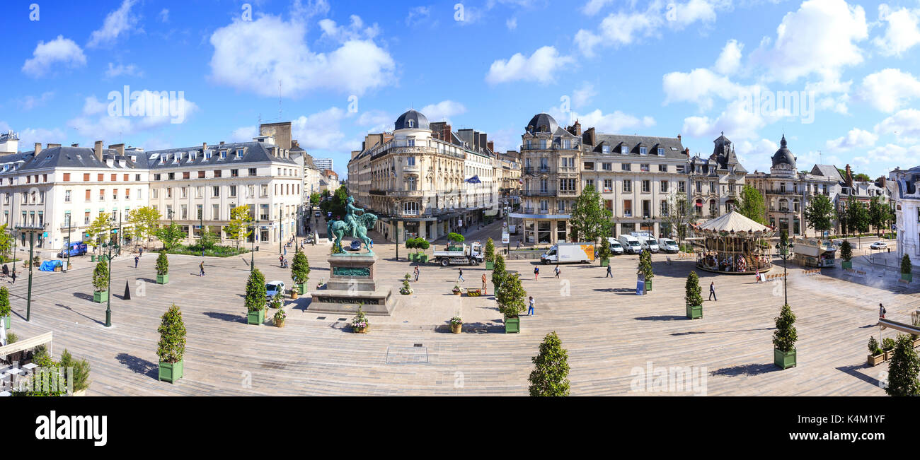 France, Loiret (45), Orléans, place du Martroi, statue de Jeanne d'Arc ...