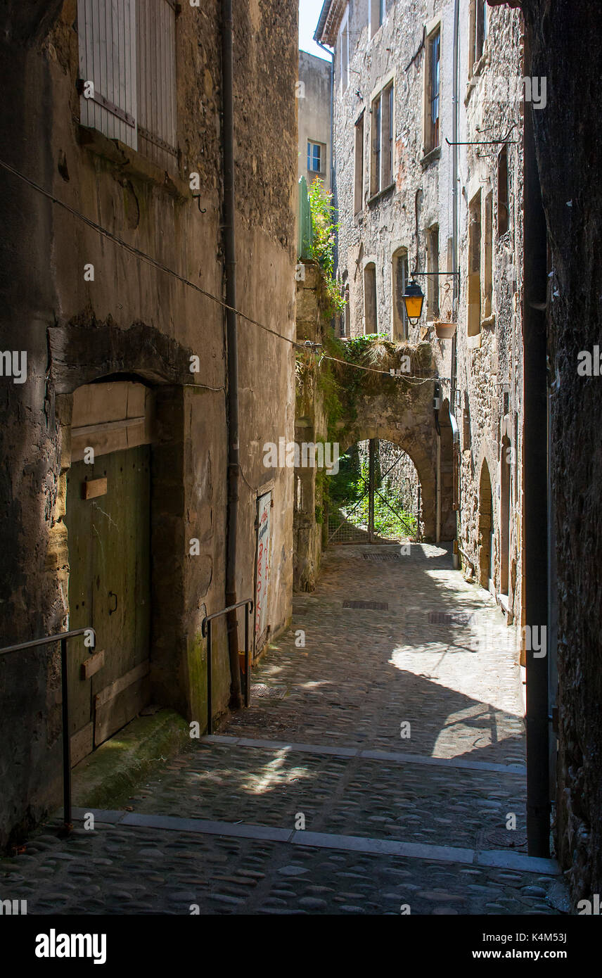 Une ruelle étroite typique dans la ville de Montélimar en France avec ...
