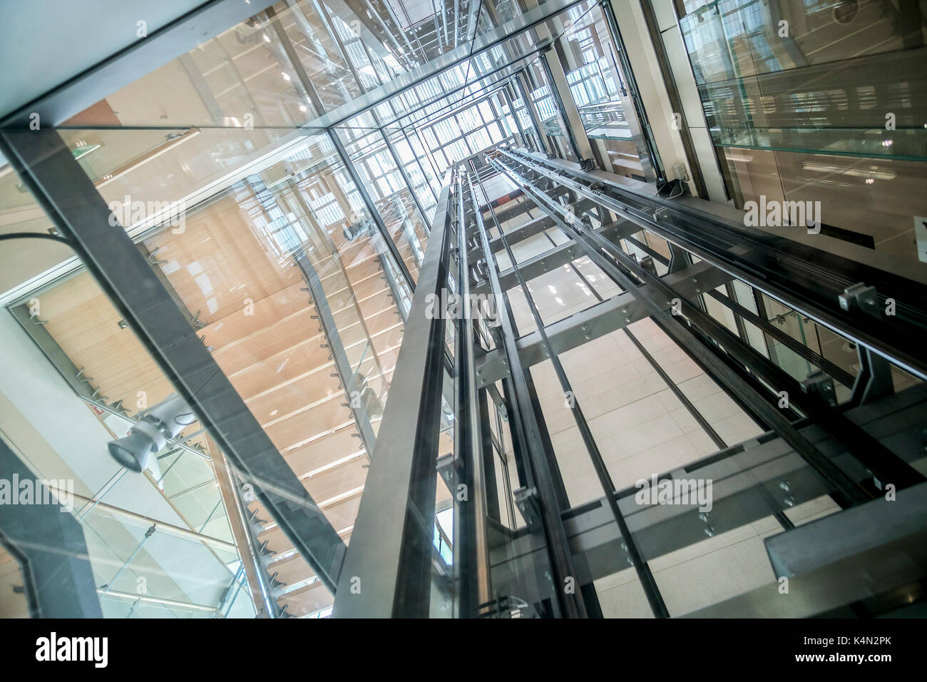 Cage d'ascenseur transparente Banque de photographies et d’images à ...