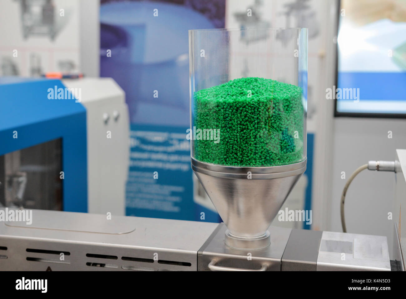 Les granulés plastiques sur l'extrudeuse pour rendre le plastique sur ...