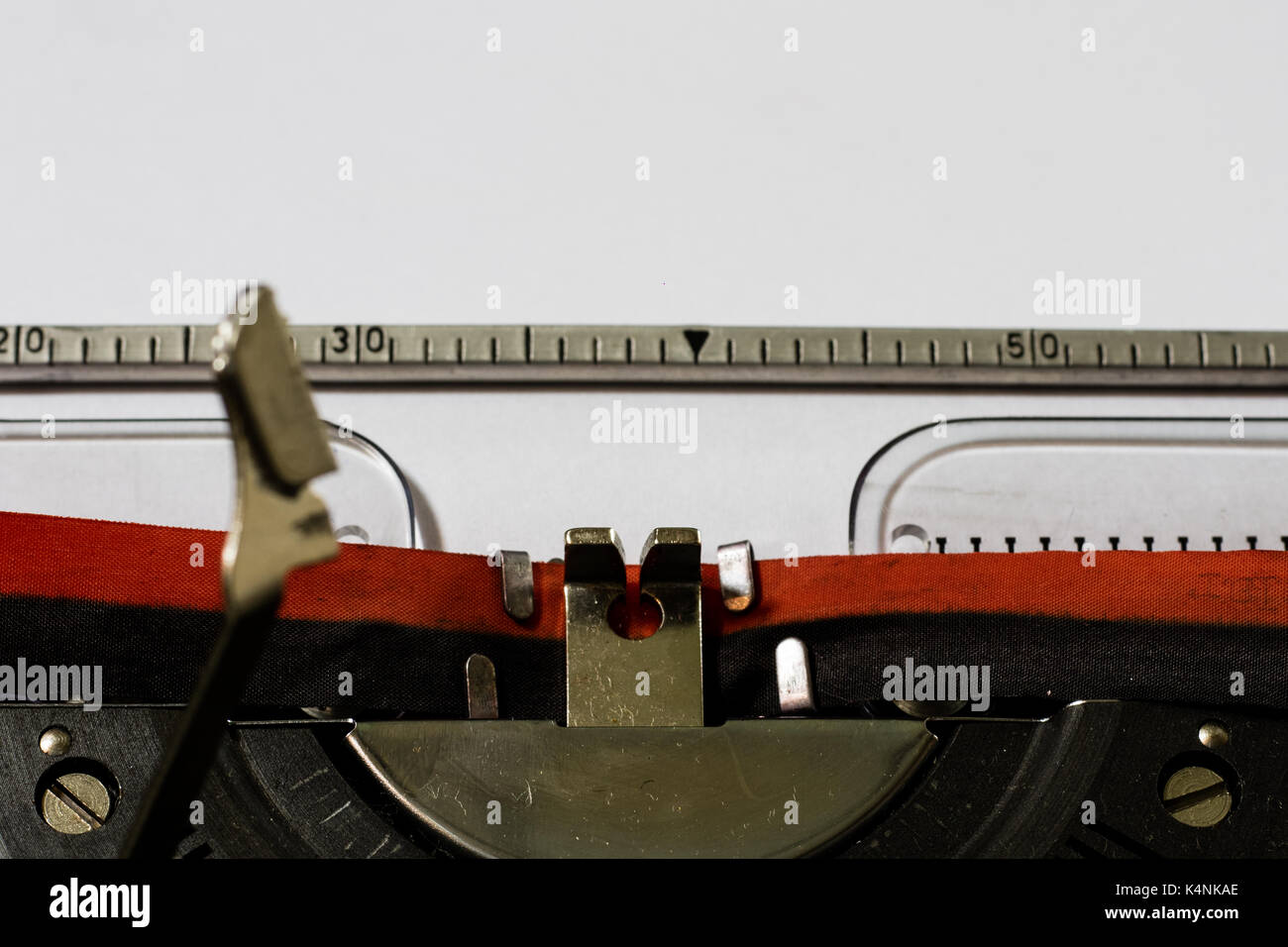 Machine à écrire avec un papier blanc vierge. écrit sur machine à ...