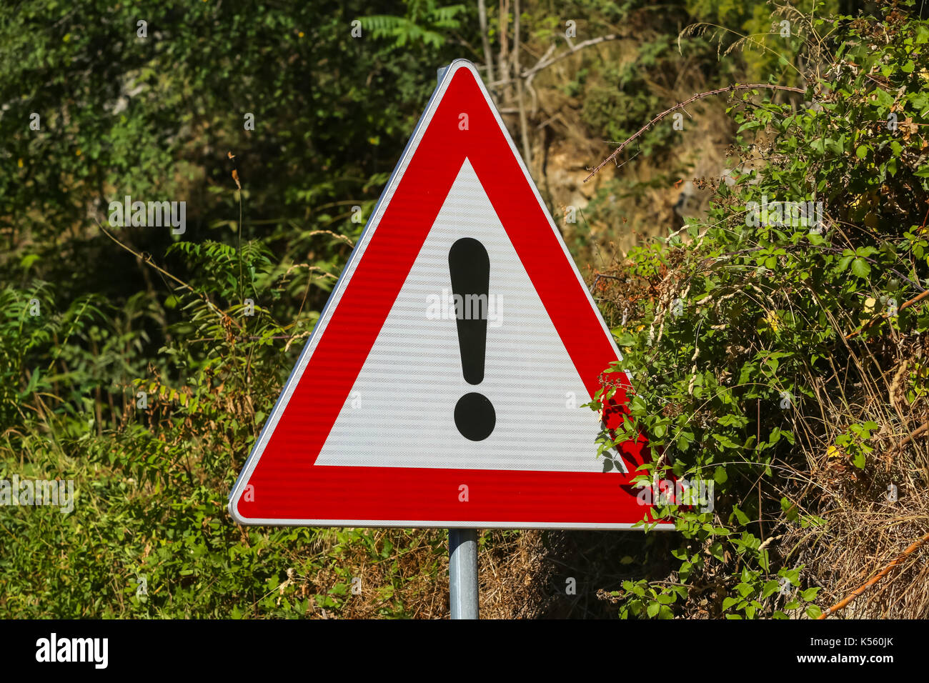 Le triangle rouge avec le signe de danger d'exclamation à côté de la ...