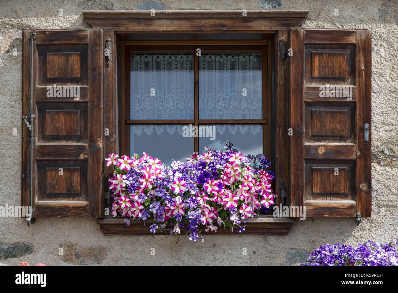 Balcon et volets bleus Banque de photographies et d’images à haute ...