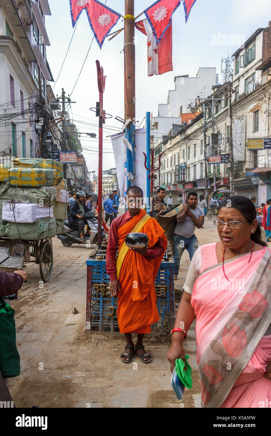 Kathmandu street monk nepal Banque de photographies et d’images à haute ...