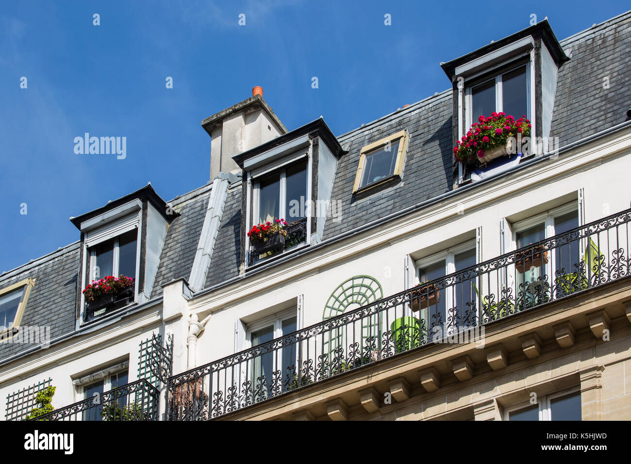 Immeuble haussmannien avec balcon et les jardinières de géraniums ...