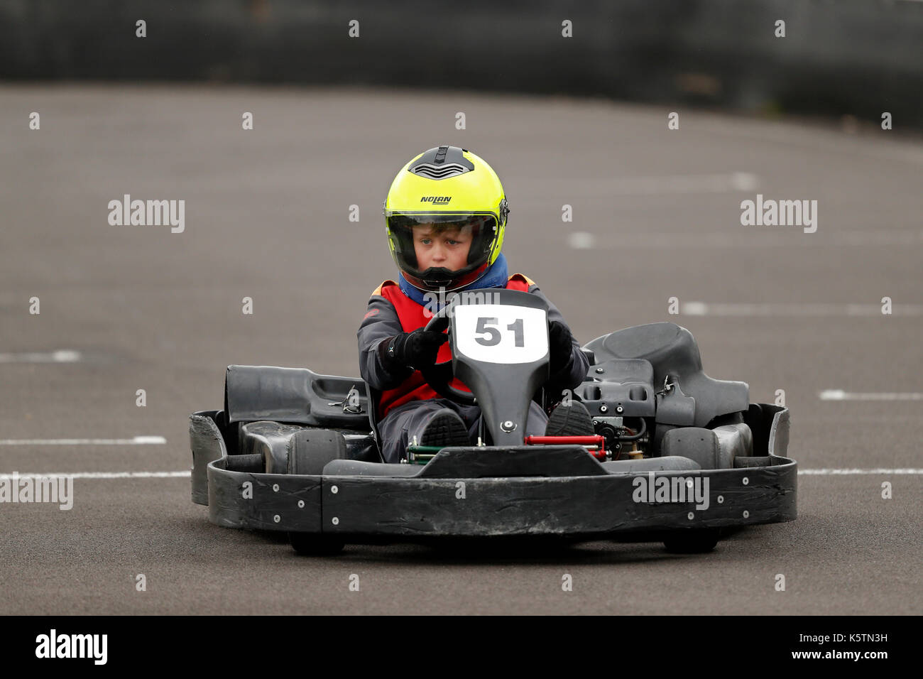 Les jeunes garçons apprennent à conduire des karts sur une plage ...
