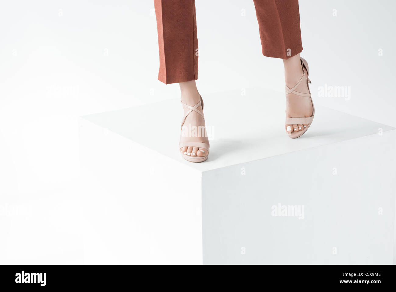 Jambes de femmes en hauts talons Banque de photographies et d’images à ...