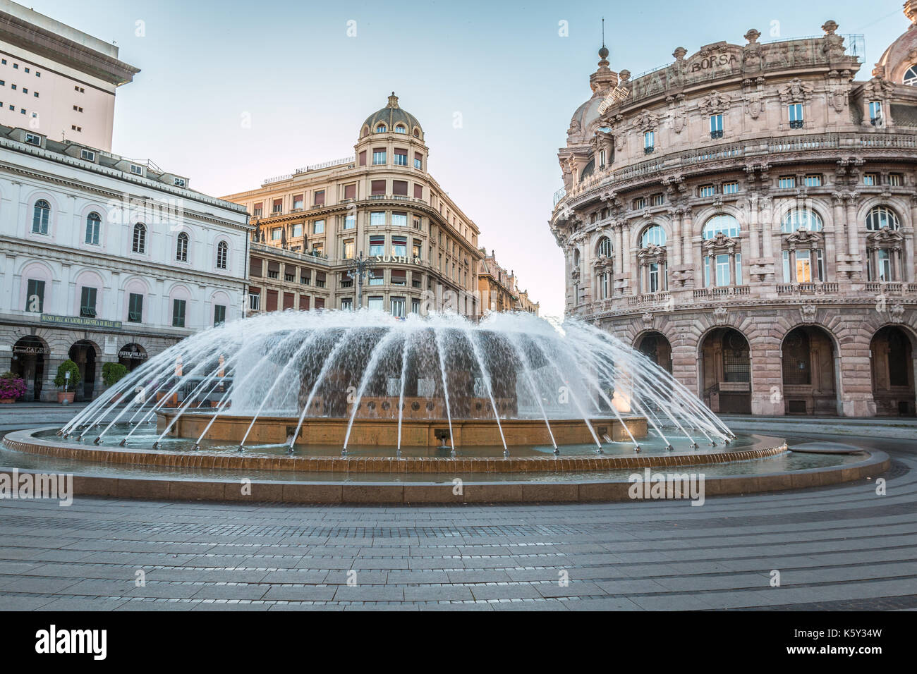 Fontaine sur la place de ferrari Banque de photographies et d’images à ...