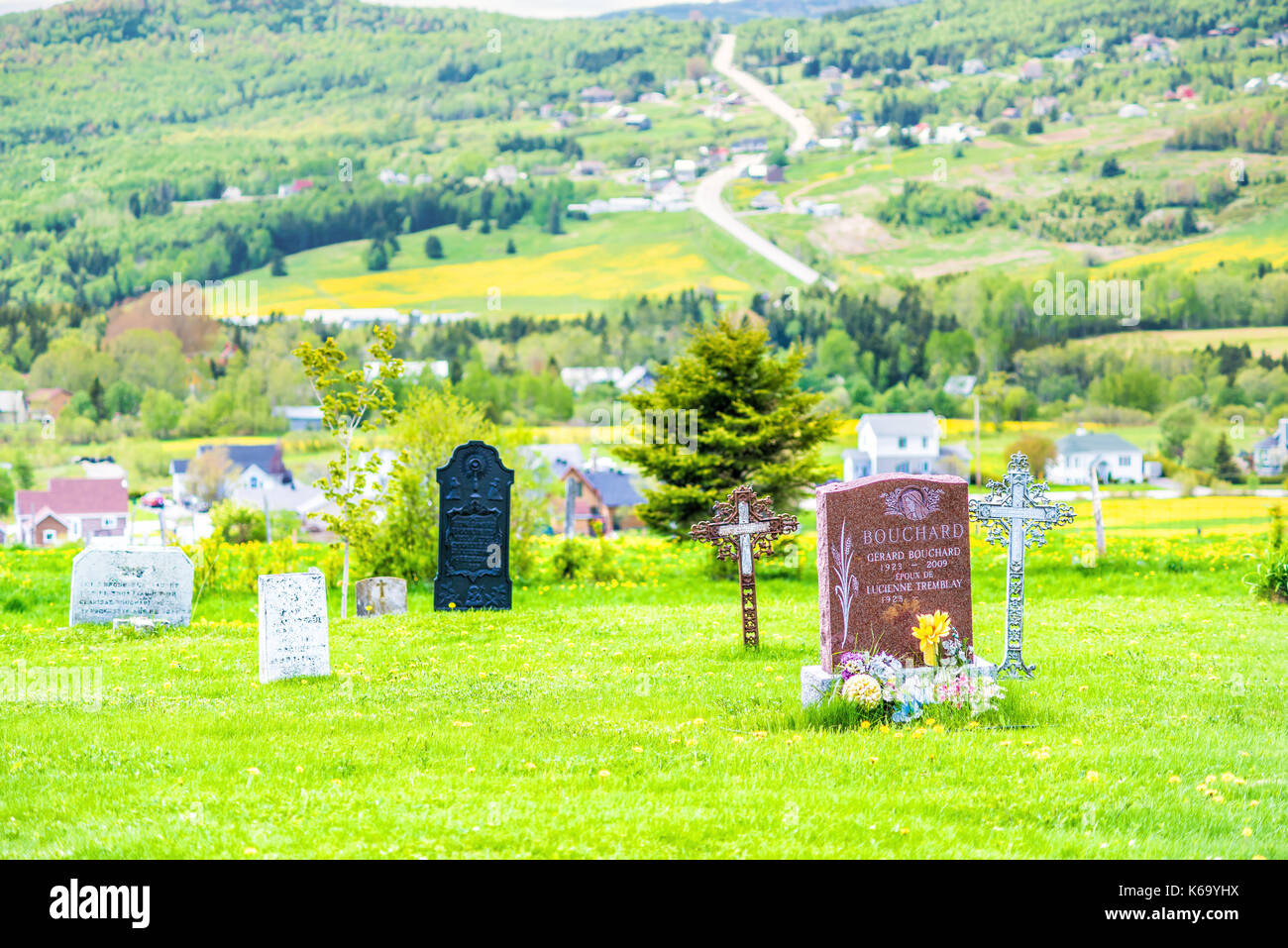 Les Eboulements, Canada - 2 juin 2017 : Presbytère cimetière des ...