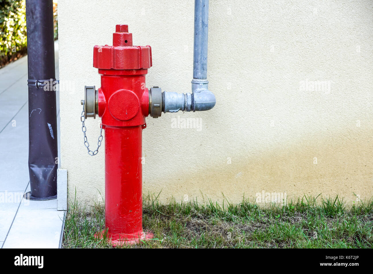 Vieux rouge d'incendie dans la rue. fire hidrant pour l'accès d ...