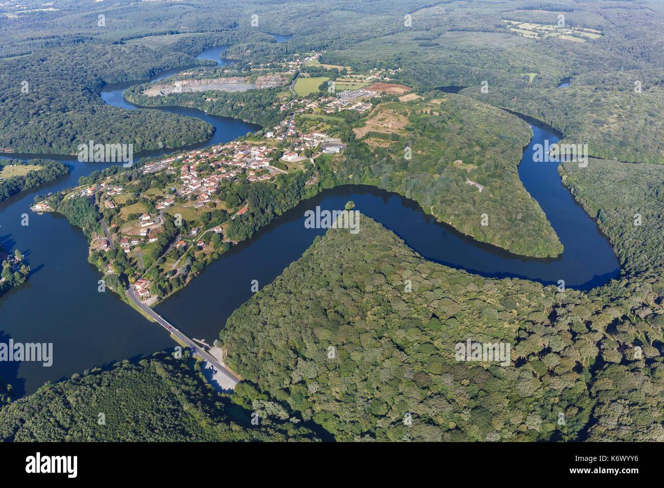 France, Vendée, Chaix, le village entouré par la rivière et forêt de ...