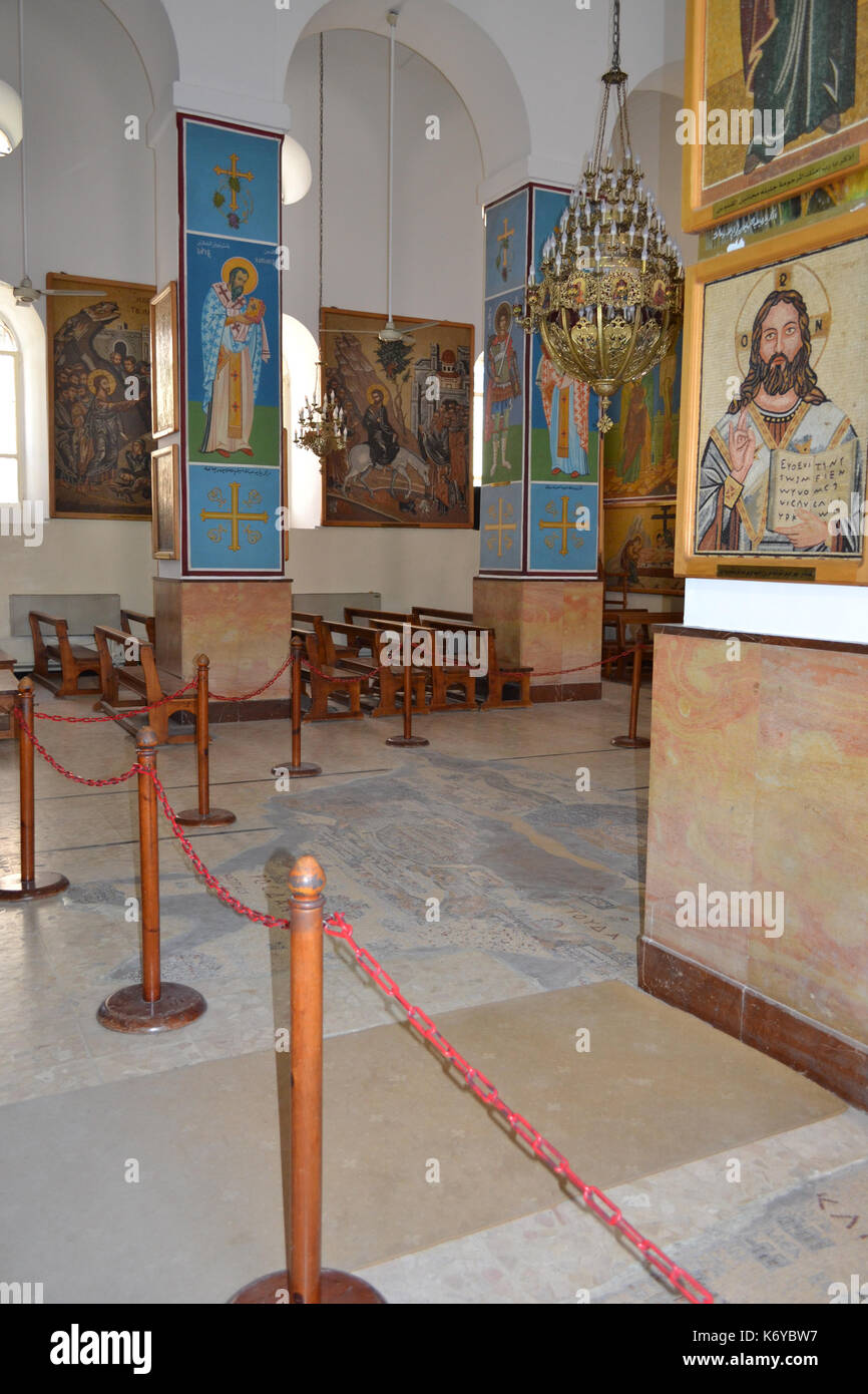 Madaba, Jordanie - Juillet 22, 2015 : Saint George église orthodoxe ...