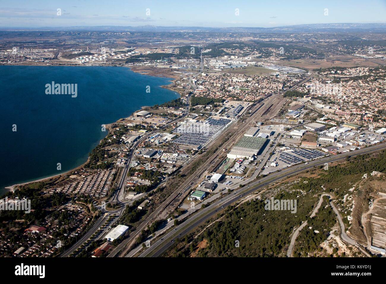France, Bouches du Rhone, Rognac et l'étang de vaine près de l'étang de ...