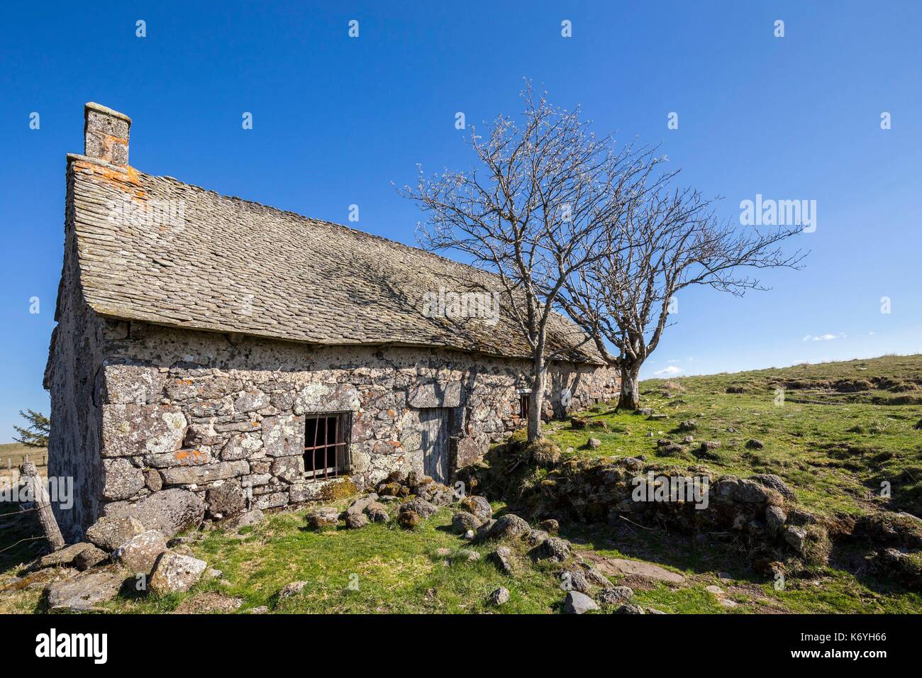 La France, l'Aveyron, le plateau de l'Aubrac, buron du Pendouliou de ...