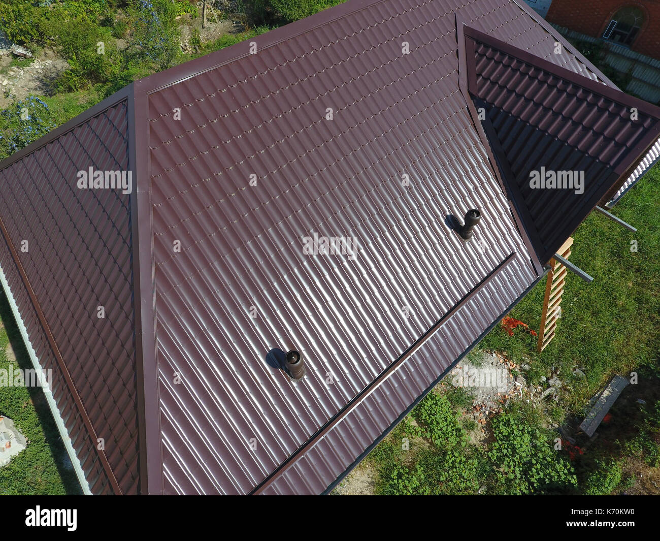 Le toit de tôle ondulée. roofing d'un profil en métal de forme ondulée ...