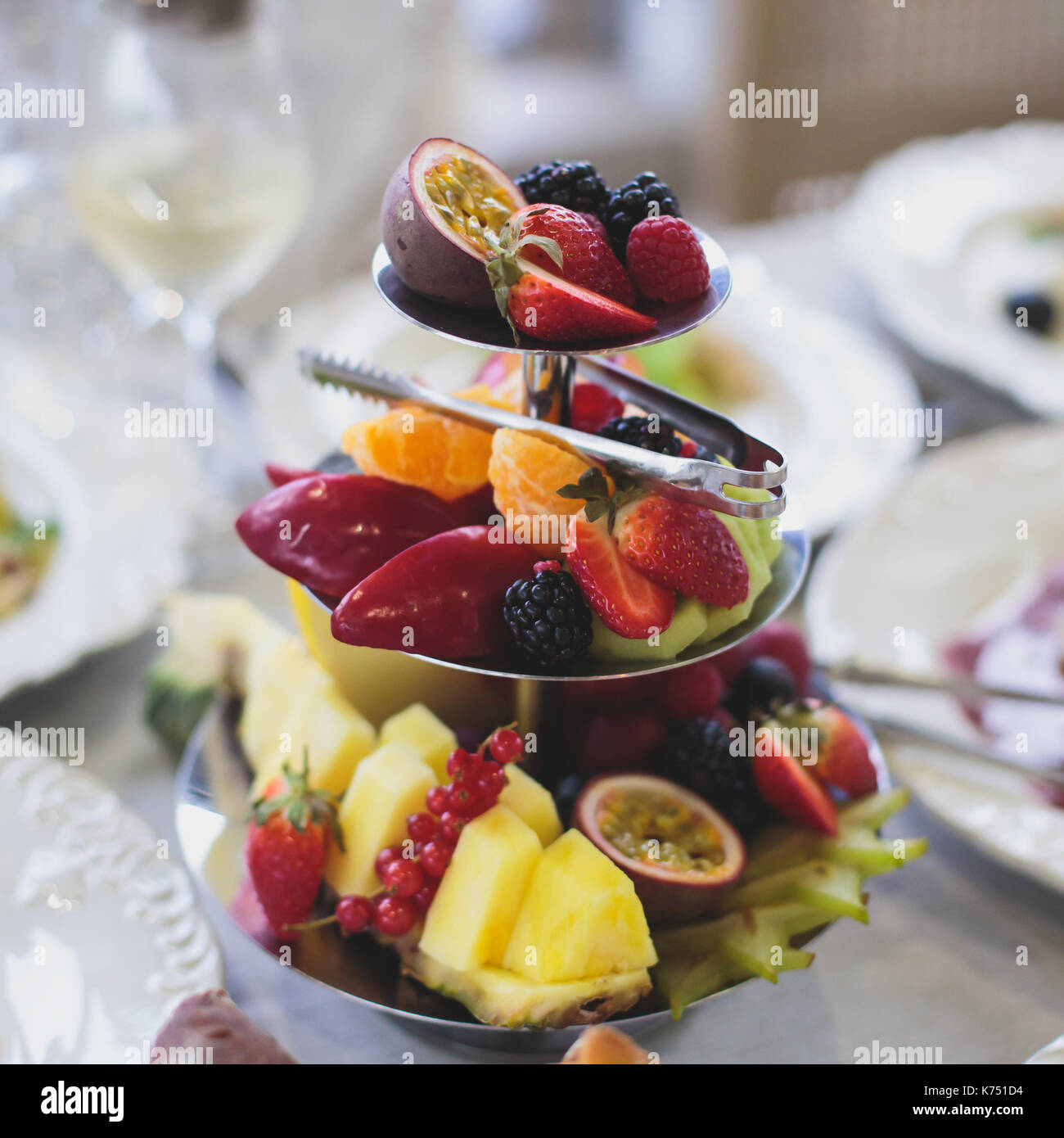 Table de banquet Restauration magnifiquement décorée avec des ...