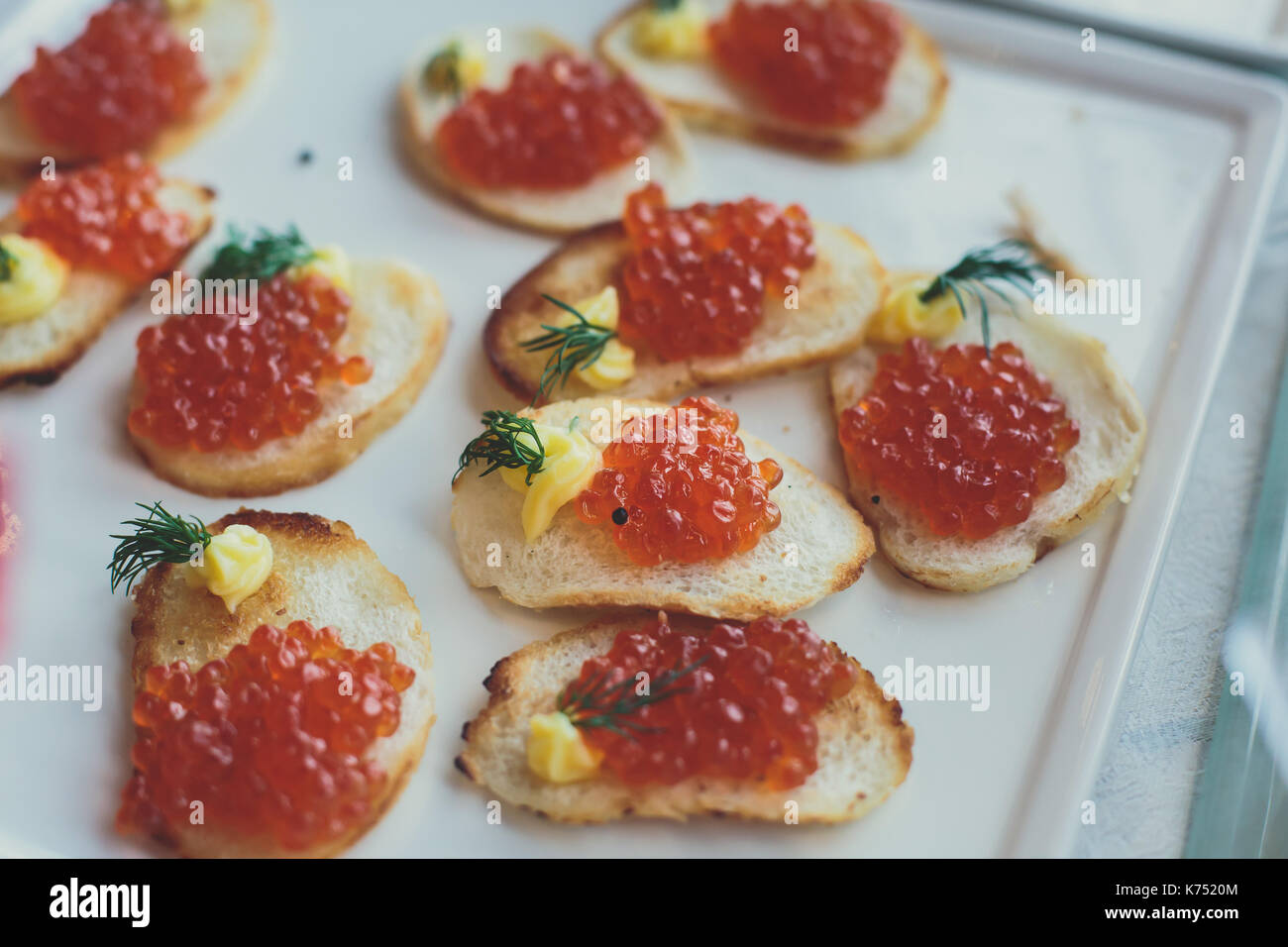 Table de banquet Restauration magnifiquement décorée avec des ...