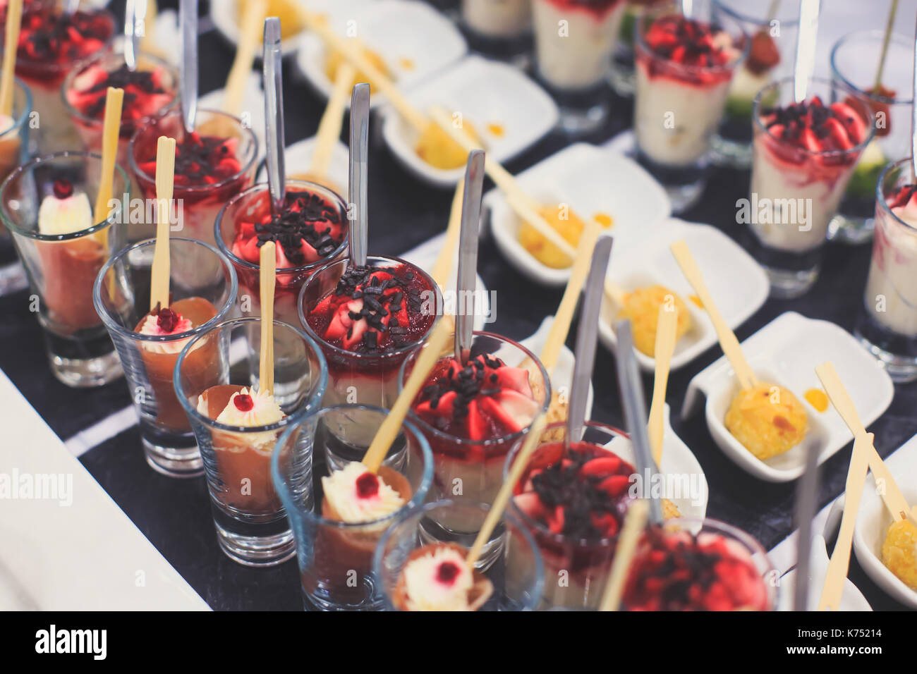 Table de banquet Restauration magnifiquement décorée avec des ...