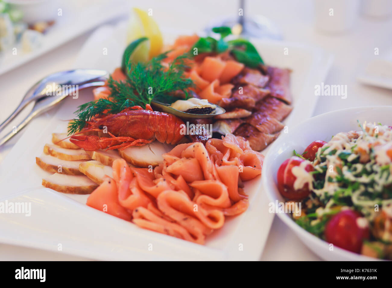 Table de banquet Restauration magnifiquement décorée avec des ...