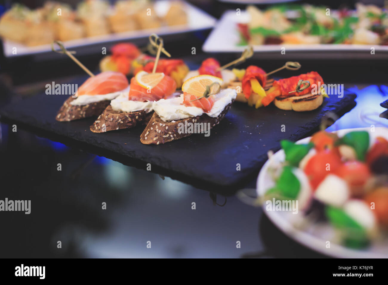 Table de banquet Restauration magnifiquement décorée avec des ...