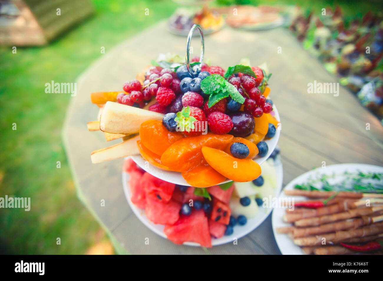 Table de banquet Restauration magnifiquement décorée avec des ...