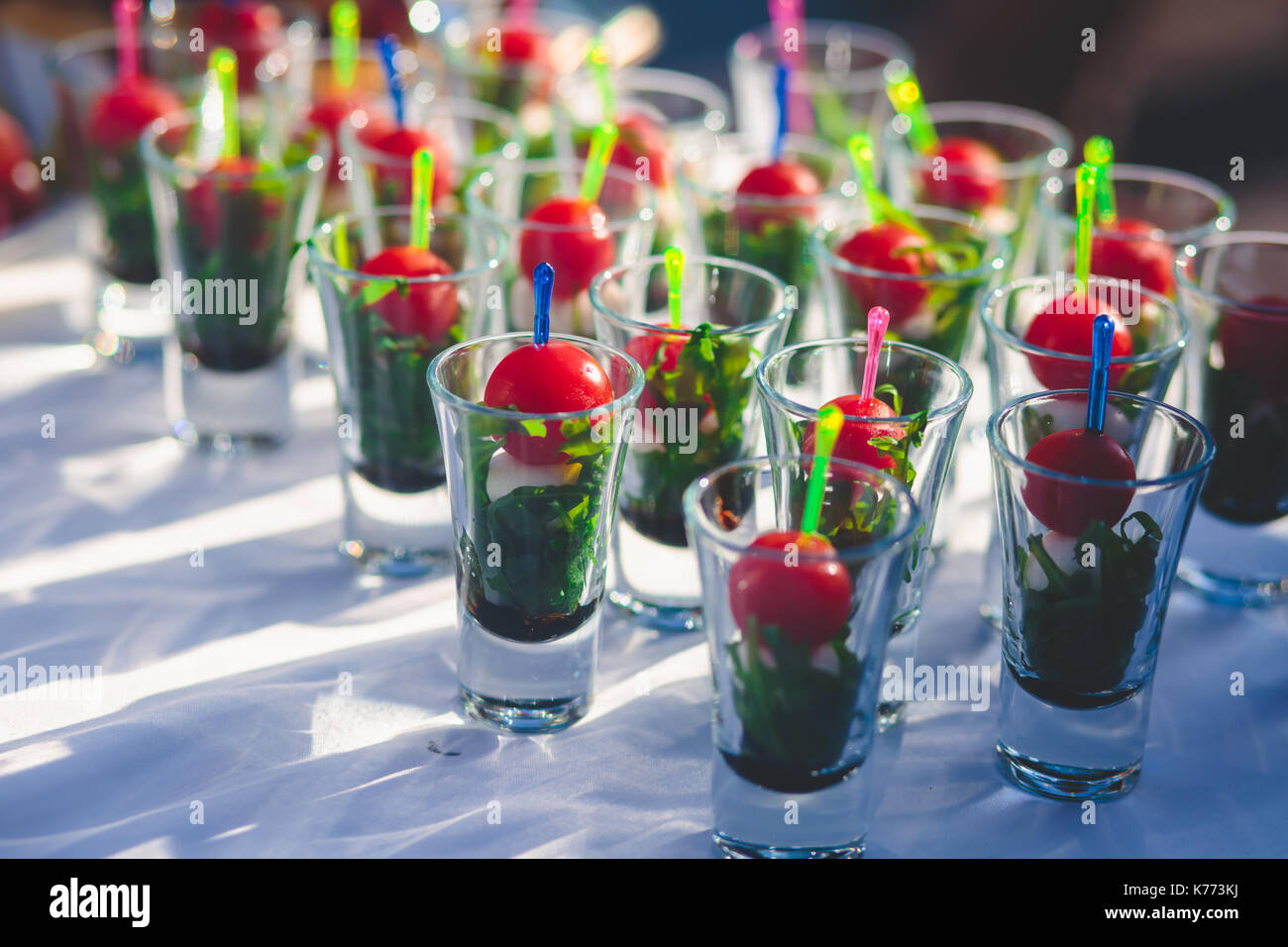 Table de banquet Restauration magnifiquement décorée avec des ...