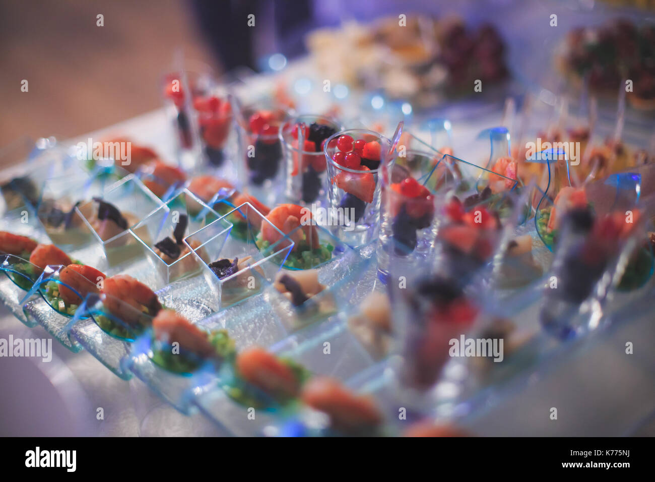 Table de banquet Restauration magnifiquement décorée avec des ...