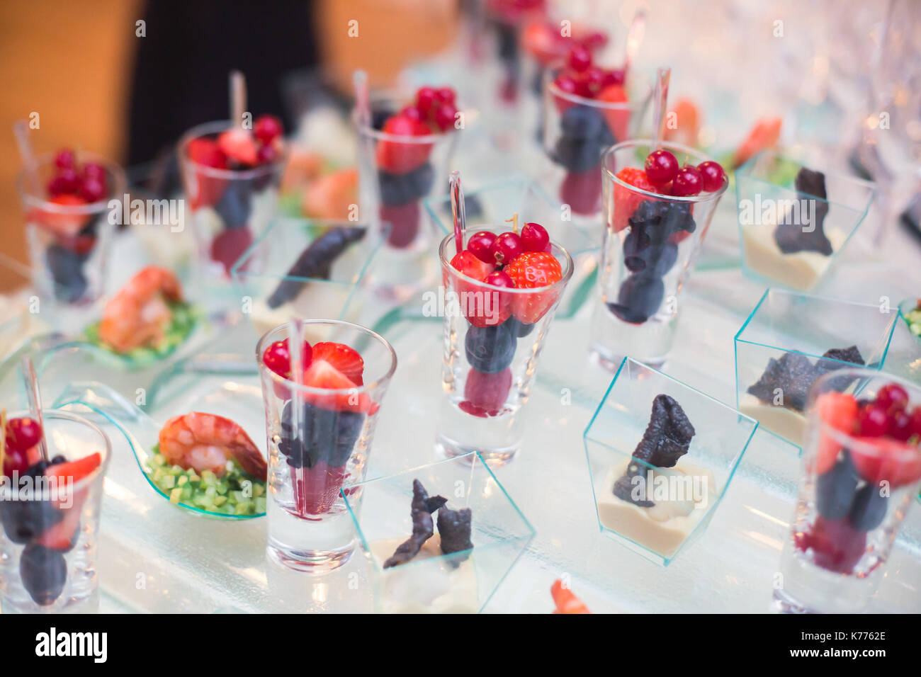 Table de banquet Restauration magnifiquement décorée avec des ...