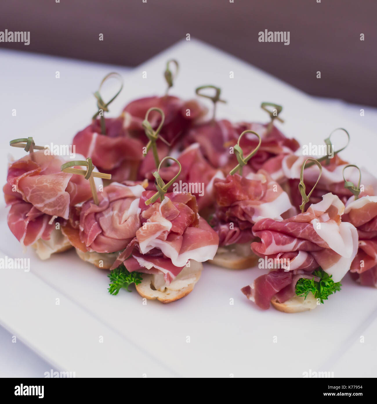 Table de banquet Restauration magnifiquement décorée avec des ...