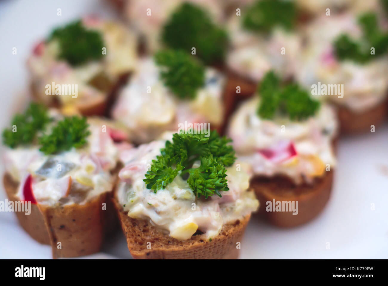 Table de banquet Restauration magnifiquement décorée avec des ...