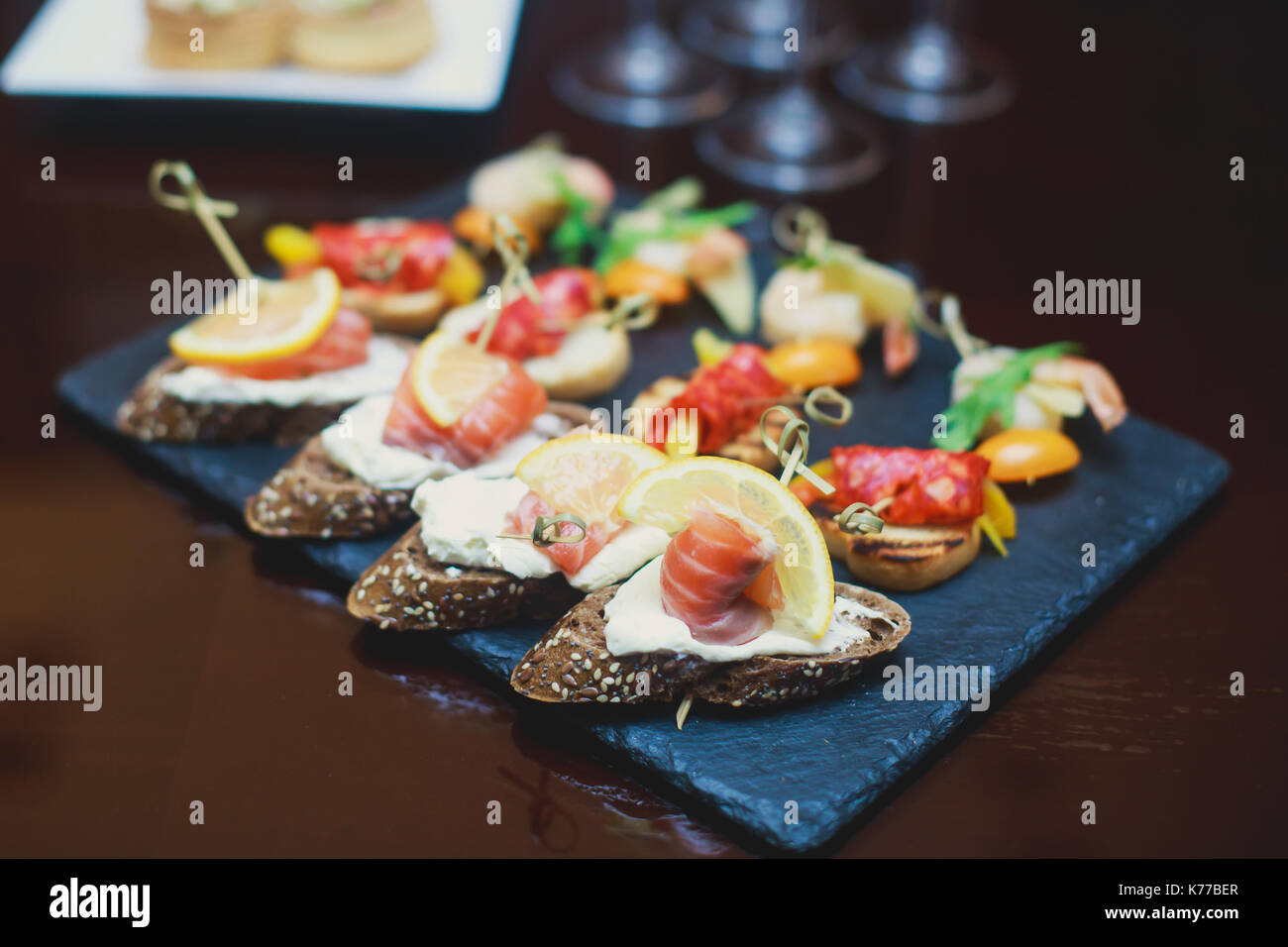 Table de banquet Restauration magnifiquement décorée avec des ...