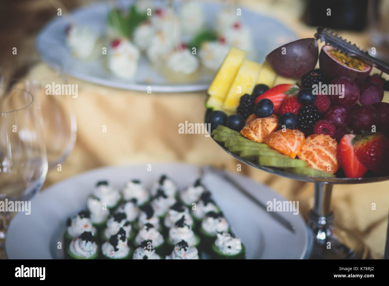 Table de banquet Restauration magnifiquement décorée avec des ...