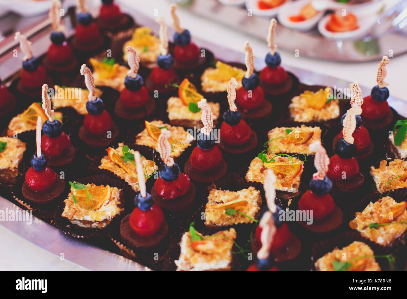 Table de banquet Restauration magnifiquement décorée avec des ...