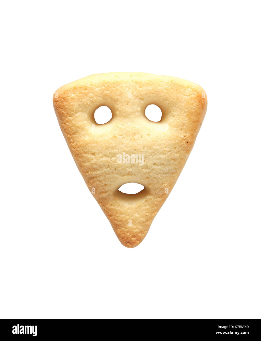 Un biscuit triangle comme un visage humain isolé sur fond blanc. chemin ...