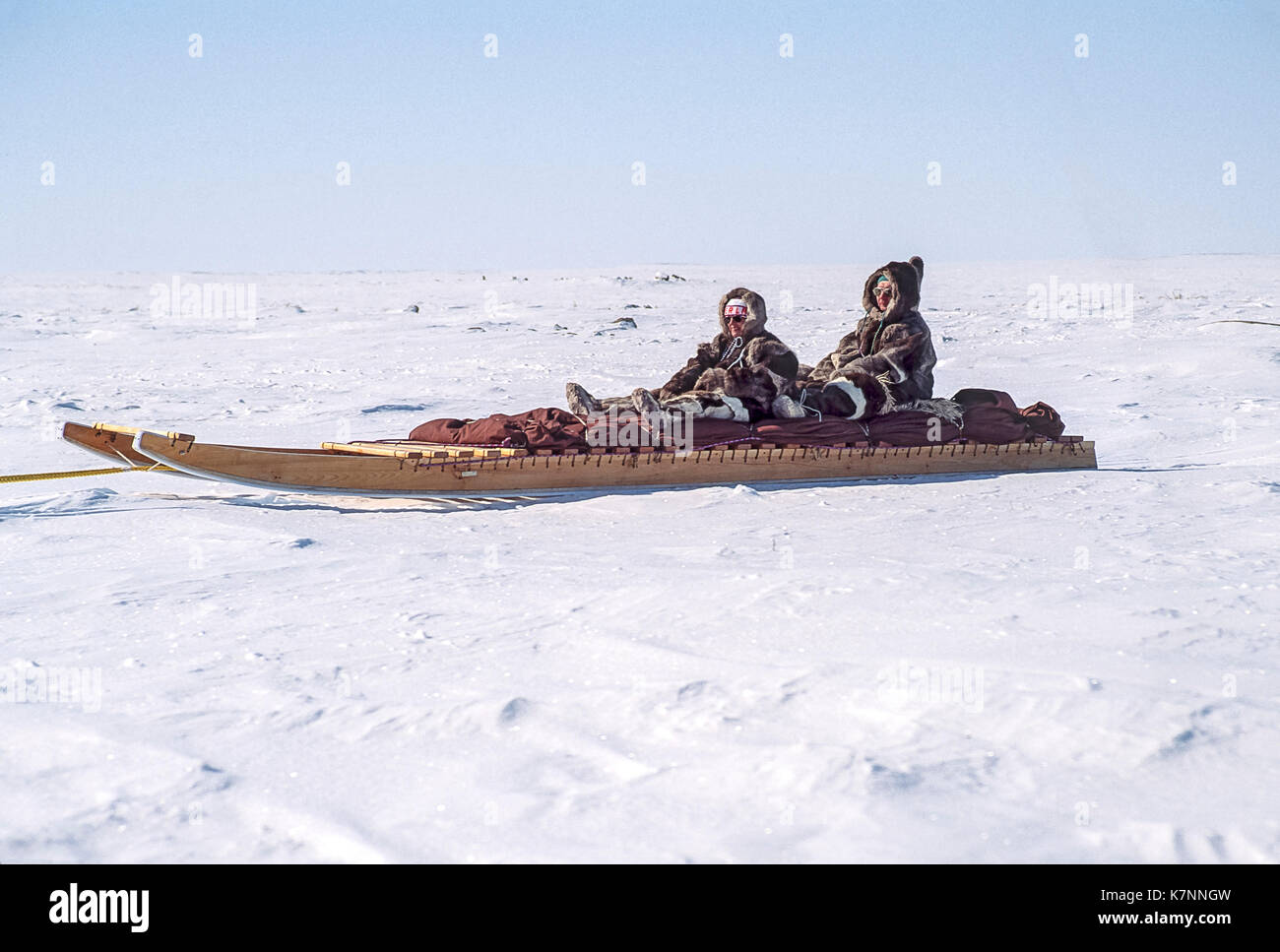Les visiteurs habillés en vêtements traditionnels en peau de caribou ...