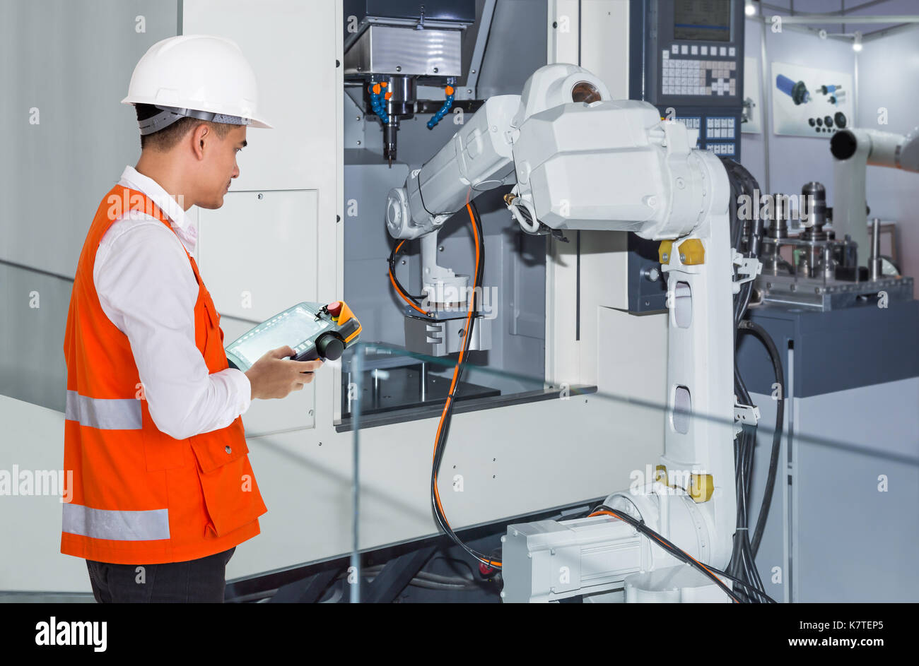 Commande automatique de main robotique ingénieur machine-outil machine ...