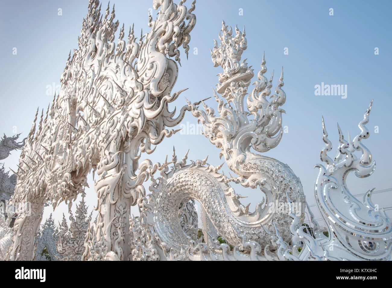 Détails sur le pont du 'cycle de la renaissance' à Wat Rong Khun ...