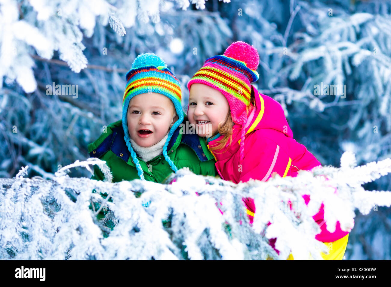 Les enfants jouent dans la forêt enneigée. toddler kids à l'extérieur ...