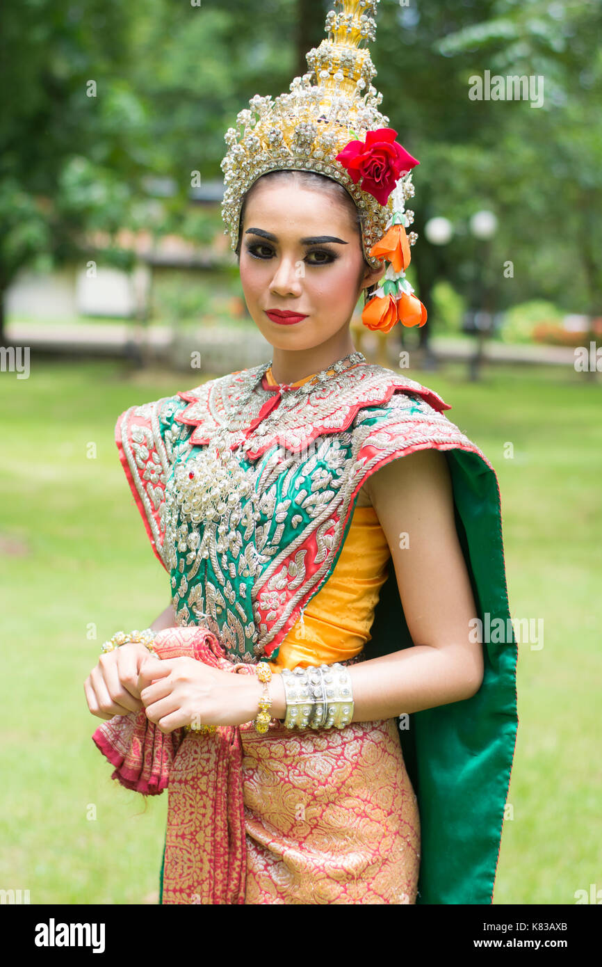Thai traditional dress Banque de photographies et d’images à haute ...
