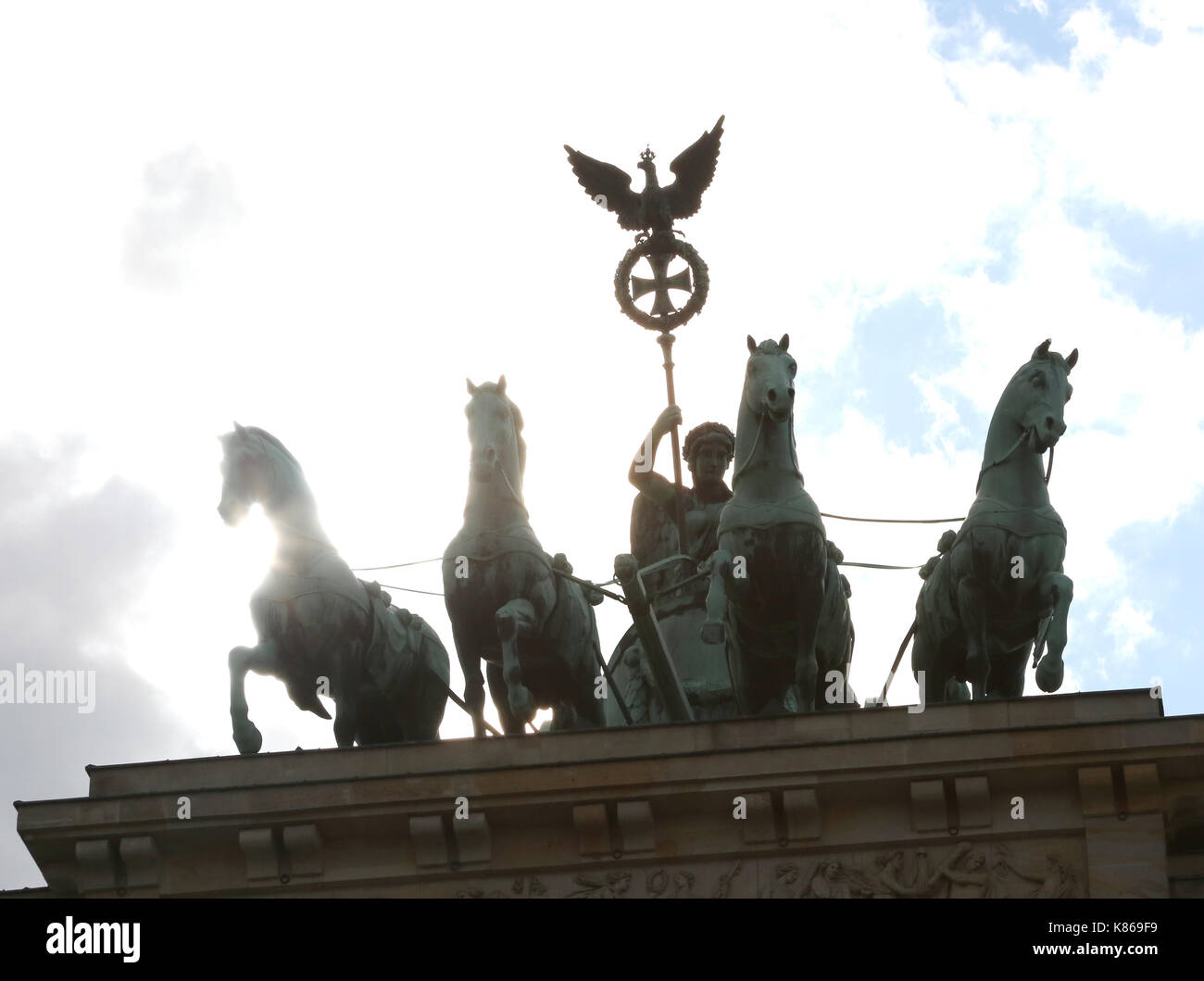 Quatre chevaux avec le char et la déesse sont le symbole de la ville de ...
