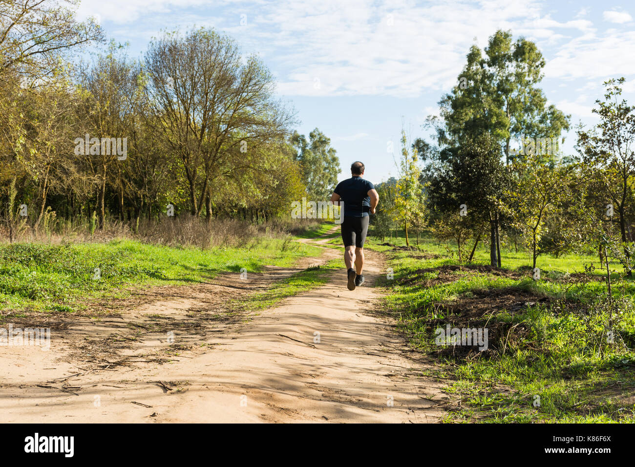 Gros Ventre man jogging , l'exercice de cardio, de faire dans le parc ...