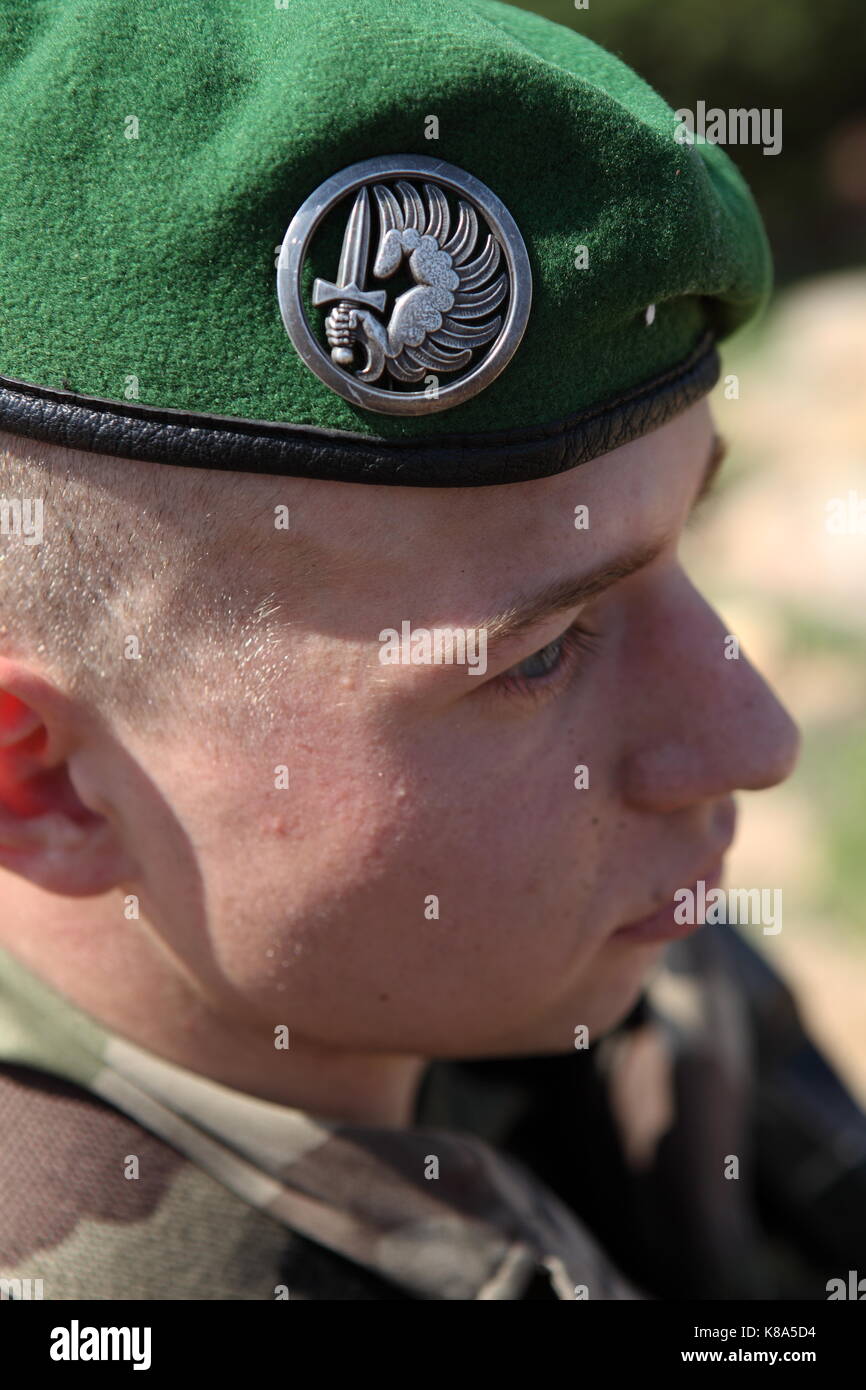 Un béret avec le 2PL (2e Régiment Étranger parachutiste) crest se ...