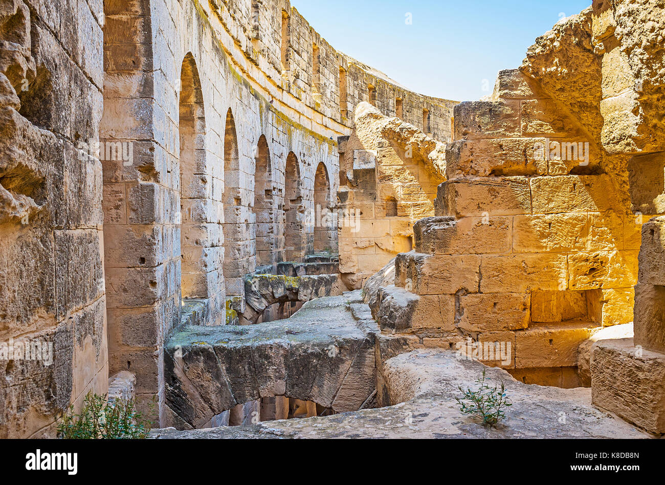 El Djem, Tunisie - septembre 1, 2015 : La promenade le long des ruines ...