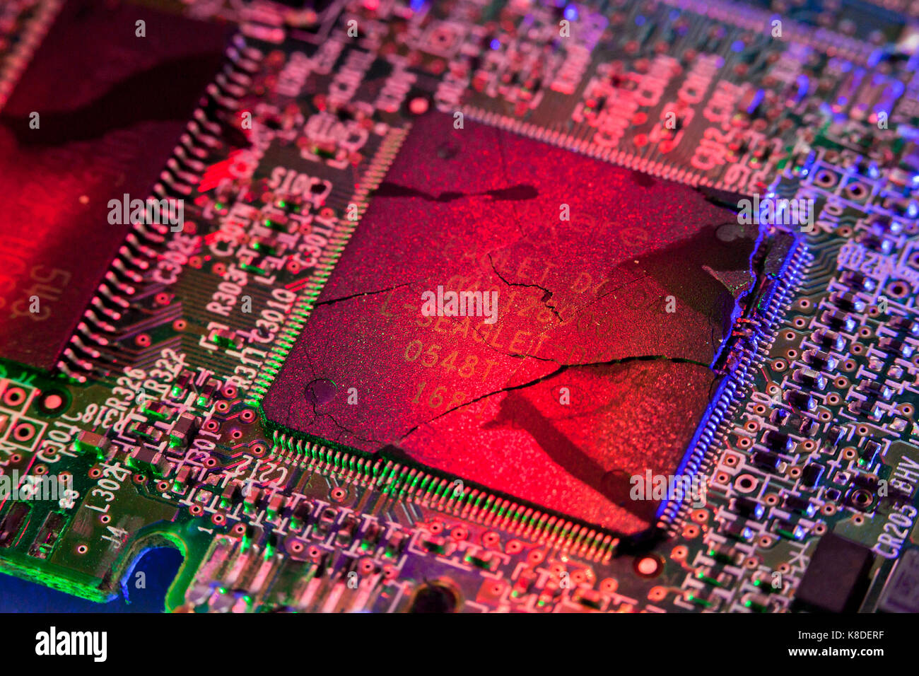 Cracked processor chip Banque de photographies et d’images à haute ...