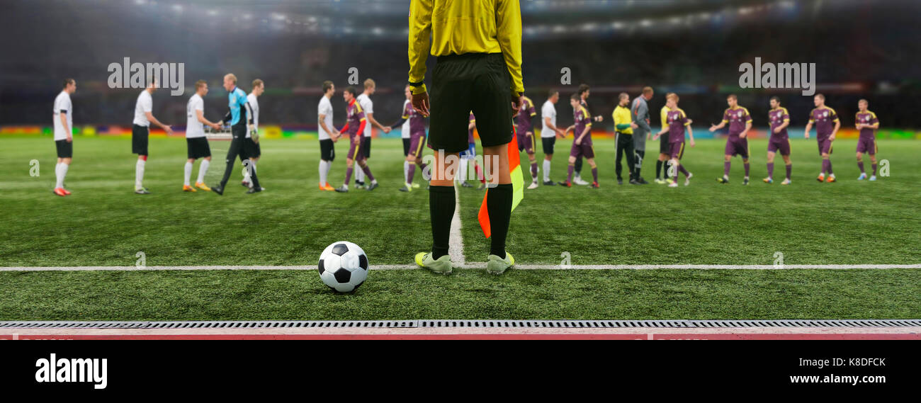 L'arbitre de soccer se dresse sur le terrain avant le match, prêt à ...